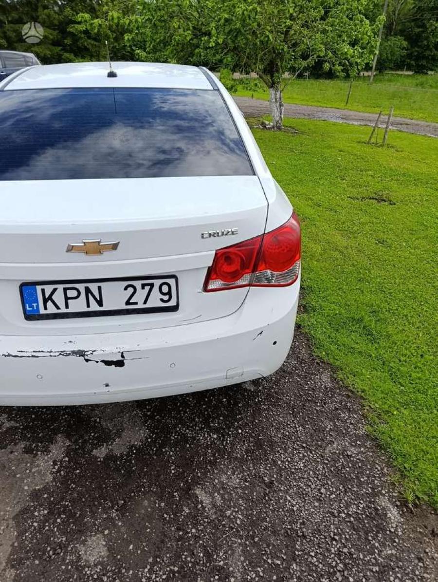 White Chevrolet Cruze 2012 in Plunge, with an engine capacity of 2.00 L and mileage of 270 thousand km for 1200 €, photo 9 on AUTOMOTO.COM.LV
