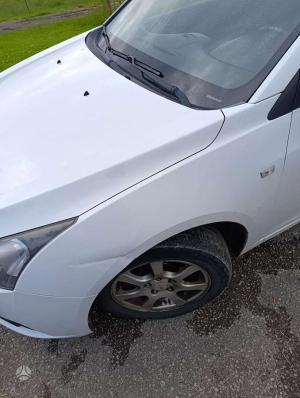 White Chevrolet Cruze 2012 in Plunge, with an engine capacity of 2.00 L and mileage of 270 thousand km for 1200 €, photo 10 on AUTOMOTO.COM.LV