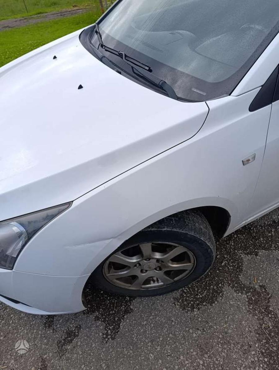 White Chevrolet Cruze 2012 in Plunge, with an engine capacity of 2.00 L and mileage of 270 thousand km for 1200 €, photo 10 on AUTOMOTO.COM.LV
