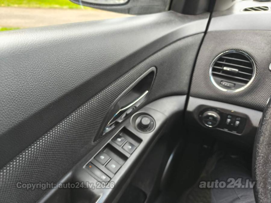 Balts Chevrolet Cruze 2013 Tallina, ar dzinēja tilpumu 1.80 L un nobraukumu 264 tūkst. km par 3500 €, foto 11 vietnē AUTOMOTO.COM.LV