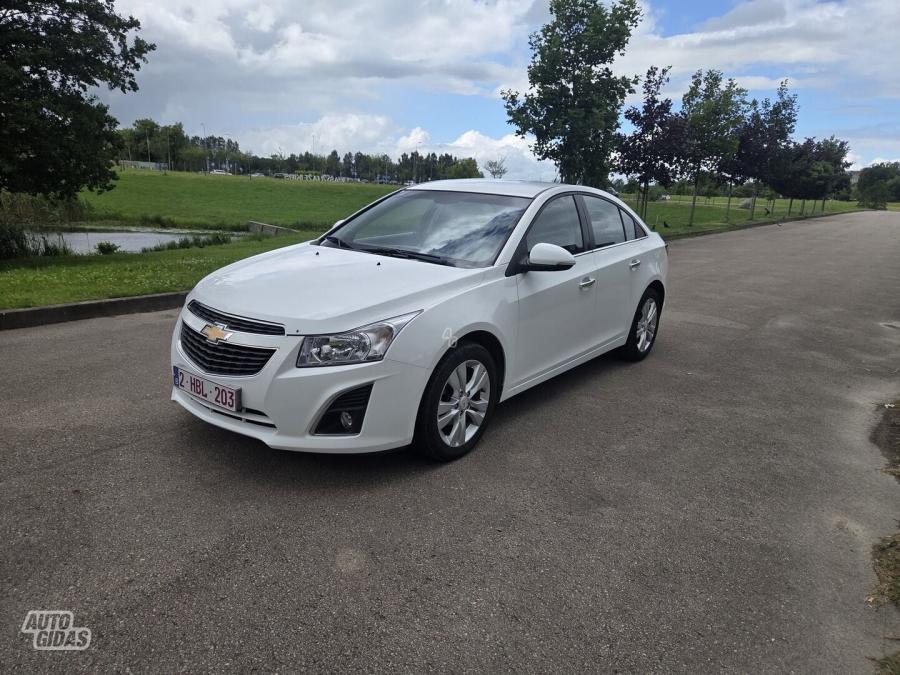 White Chevrolet Cruze 2014 in Mazeikiai, with an engine capacity of 1.70 L and mileage of 204 thousand km for 3500 €, photo 1 on AUTOMOTO.COM.LV