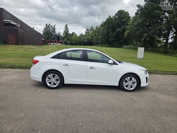 White Chevrolet Cruze 2014 in Mazeikiai, with an engine capacity of 1.70 L and mileage of 204 thousand km for 3500 €, photo 2 on AUTOMOTO.COM.LV