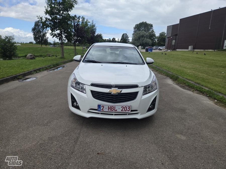 White Chevrolet Cruze 2014 in Mazeikiai, with an engine capacity of 1.70 L and mileage of 204 thousand km for 3500 €, photo 4 on AUTOMOTO.COM.LV