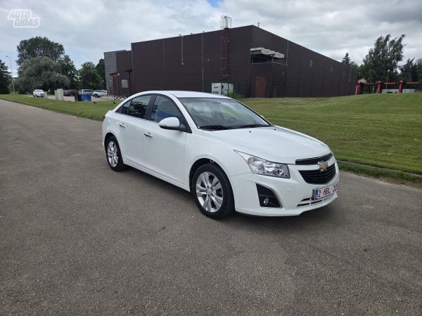 White Chevrolet Cruze 2014 in Mazeikiai, with an engine capacity of 1.70 L and mileage of 204 thousand km for 3500 €, photo 4 on AUTOMOTO.COM.LV