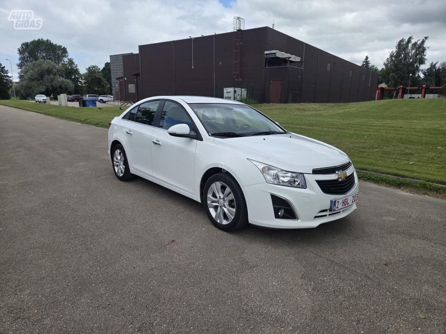 White Chevrolet Cruze 2014 in Mazeikiai, with an engine capacity of 1.70 L and mileage of 204 thousand km for 3500 €, photo 5 on AUTOMOTO.COM.LV