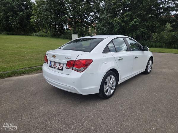 White Chevrolet Cruze 2014 in Mazeikiai, with an engine capacity of 1.70 L and mileage of 204 thousand km for 3500 €, photo 5 on AUTOMOTO.COM.LV