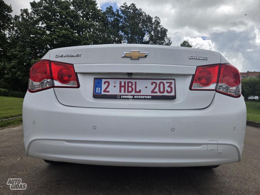 White Chevrolet Cruze 2014 in Mazeikiai, with an engine capacity of 1.70 L and mileage of 204 thousand km for 3500 €, photo 7 on AUTOMOTO.COM.LV