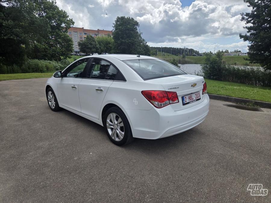 White Chevrolet Cruze 2014 in Mazeikiai, with an engine capacity of 1.70 L and mileage of 204 thousand km for 3500 €, photo 8 on AUTOMOTO.COM.LV