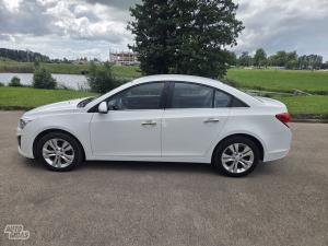White Chevrolet Cruze 2014 in Mazeikiai, with an engine capacity of 1.70 L and mileage of 204 thousand km for 3500 €, photo 9 on AUTOMOTO.COM.LV