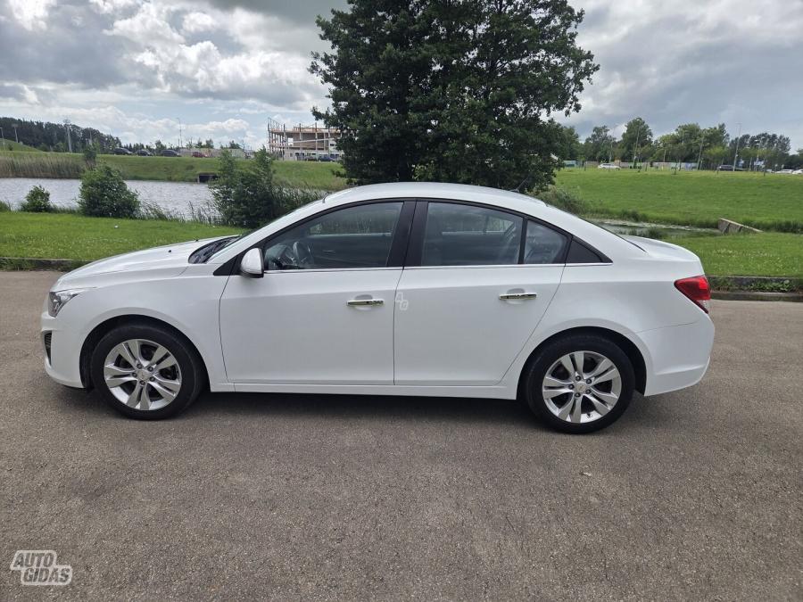 White Chevrolet Cruze 2014 in Mazeikiai, with an engine capacity of 1.70 L and mileage of 204 thousand km for 3500 €, photo 9 on AUTOMOTO.COM.LV