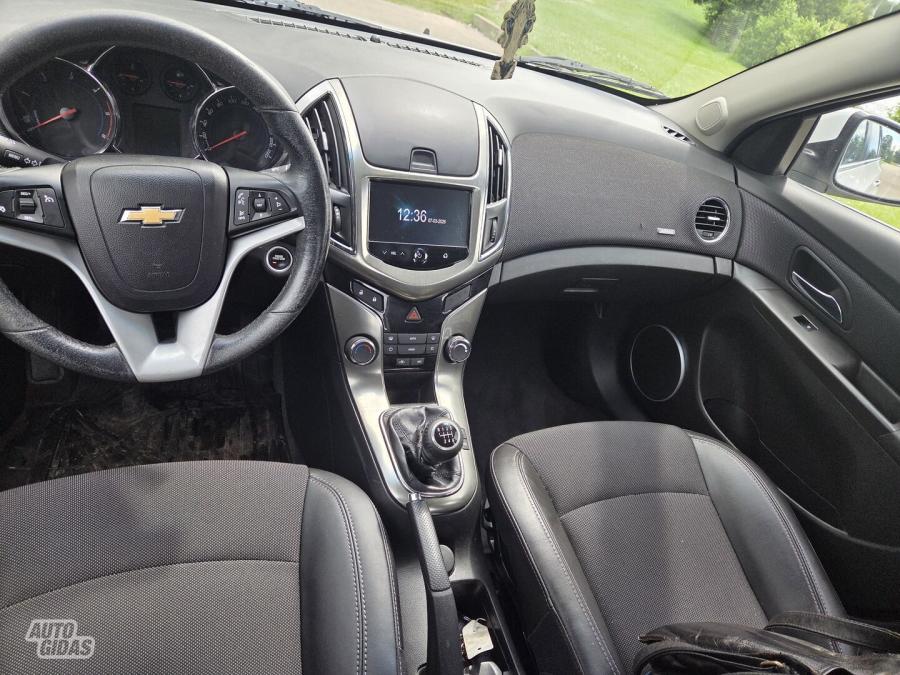 White Chevrolet Cruze 2014 in Mazeikiai, with an engine capacity of 1.70 L and mileage of 204 thousand km for 3500 €, photo 10 on AUTOMOTO.COM.LV