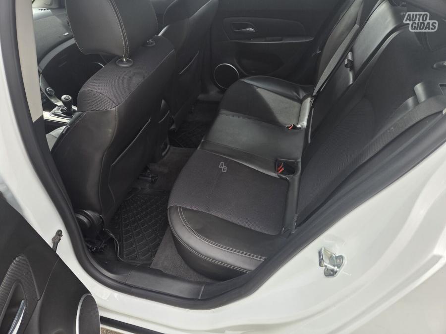 White Chevrolet Cruze 2014 in Mazeikiai, with an engine capacity of 1.70 L and mileage of 204 thousand km for 3500 €, photo 13 on AUTOMOTO.COM.LV