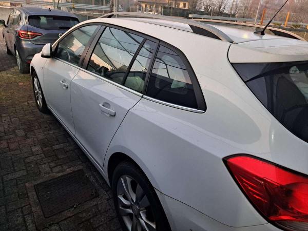 White Chevrolet Cruze 2013 in Panevezys, with an engine capacity of 1.69 L and mileage of 290 thousand km for 3300 €, photo 3 on AUTOMOTO.COM.LV