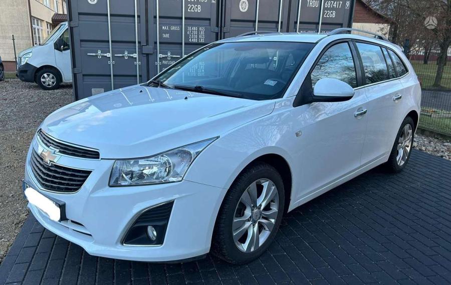 White Chevrolet Cruze 2013 in Taurage, with an engine capacity of 1.70 L and mileage of 189 thousand km for 3990 €, photo 1 on AUTOMOTO.COM.LV