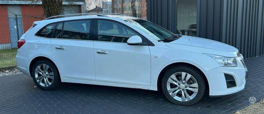 White Chevrolet Cruze 2013 in Taurage, with an engine capacity of 1.70 L and mileage of 189 thousand km for 3990 €, photo 5 on AUTOMOTO.COM.LV