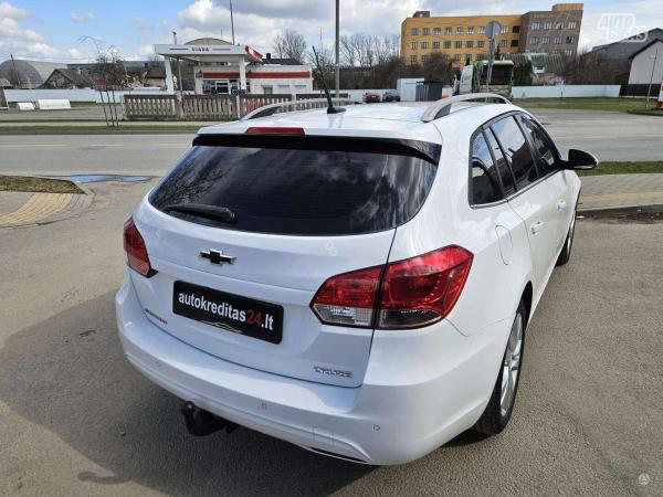 White Chevrolet Cruze 2013 in Siauliai, with an engine capacity of 1.70 L and mileage of 184 thousand km for 4450 €, photo 4 on AUTOMOTO.COM.LV