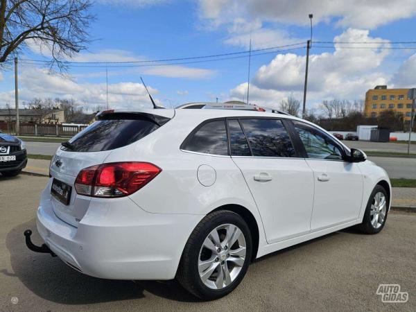 White Chevrolet Cruze 2013 in Siauliai, with an engine capacity of 1.70 L and mileage of 184 thousand km for 4450 €, photo 5 on AUTOMOTO.COM.LV