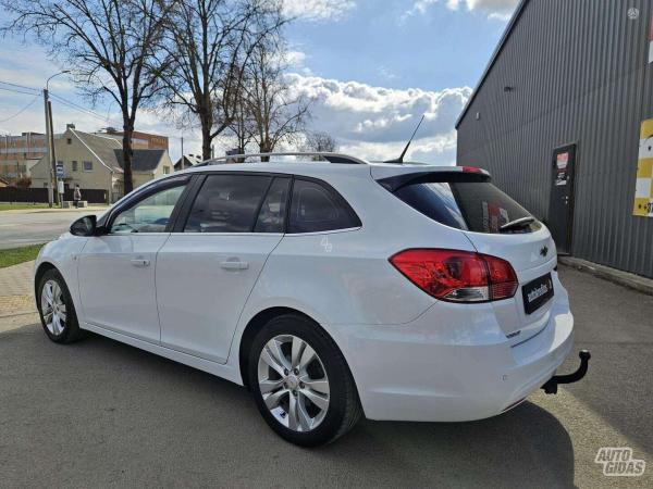 White Chevrolet Cruze 2013 in Siauliai, with an engine capacity of 1.70 L and mileage of 184 thousand km for 4450 €, photo 8 on AUTOMOTO.COM.LV