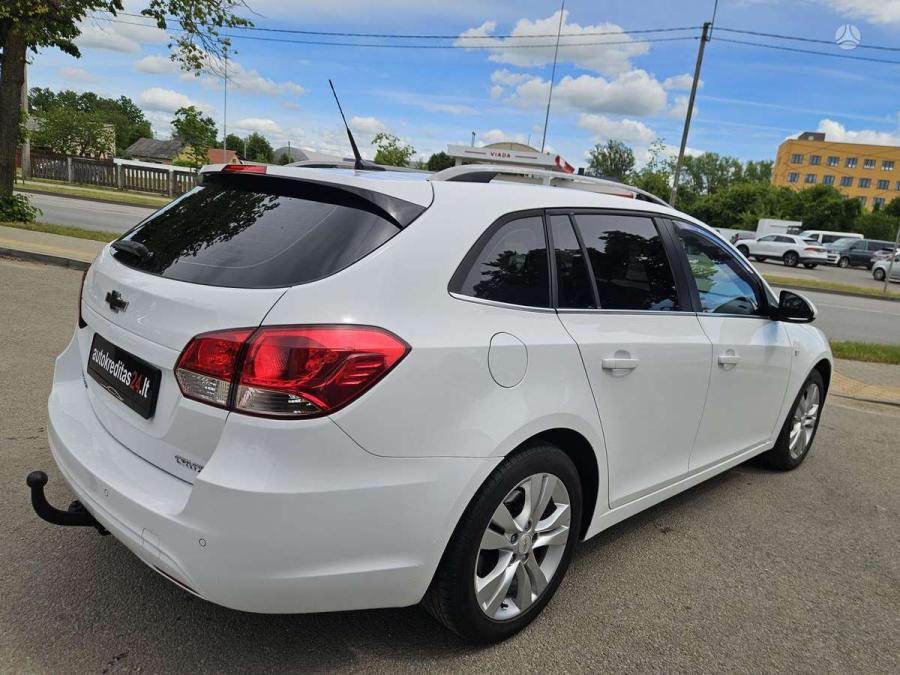White Chevrolet Cruze 2013 in Siauliai, with an engine capacity of 1.70 L and mileage of 184 thousand km for 4450 €, photo 10 on AUTOMOTO.COM.LV