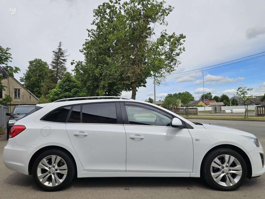 White Chevrolet Cruze 2013 in Siauliai, with an engine capacity of 1.70 L and mileage of 184 thousand km for 4450 €, photo 11 on AUTOMOTO.COM.LV