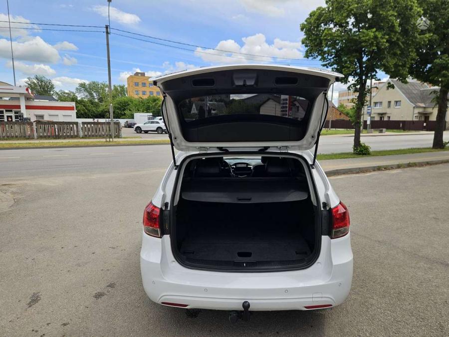 White Chevrolet Cruze 2013 in Siauliai, with an engine capacity of 1.70 L and mileage of 184 thousand km for 4450 €, photo 13 on AUTOMOTO.COM.LV