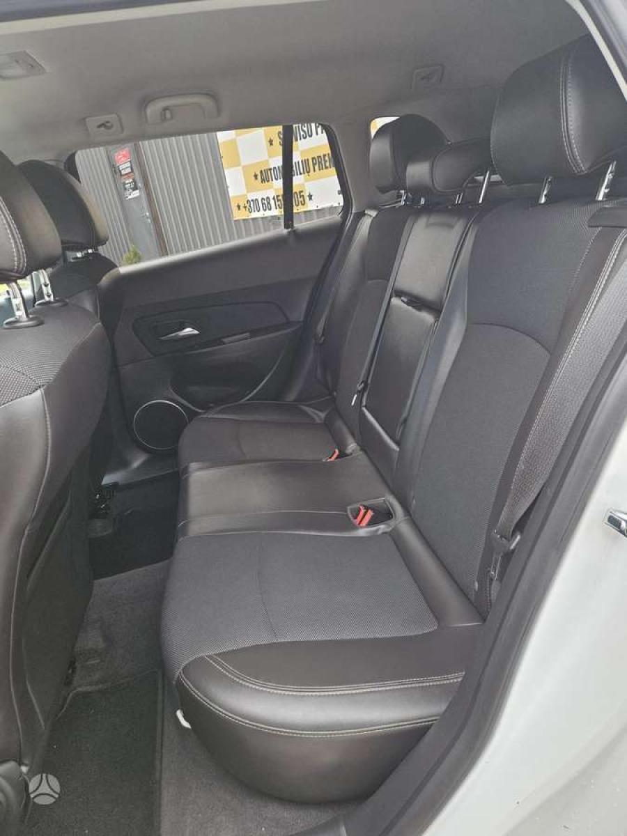 White Chevrolet Cruze 2013 in Siauliai, with an engine capacity of 1.70 L and mileage of 184 thousand km for 4450 €, photo 16 on AUTOMOTO.COM.LV