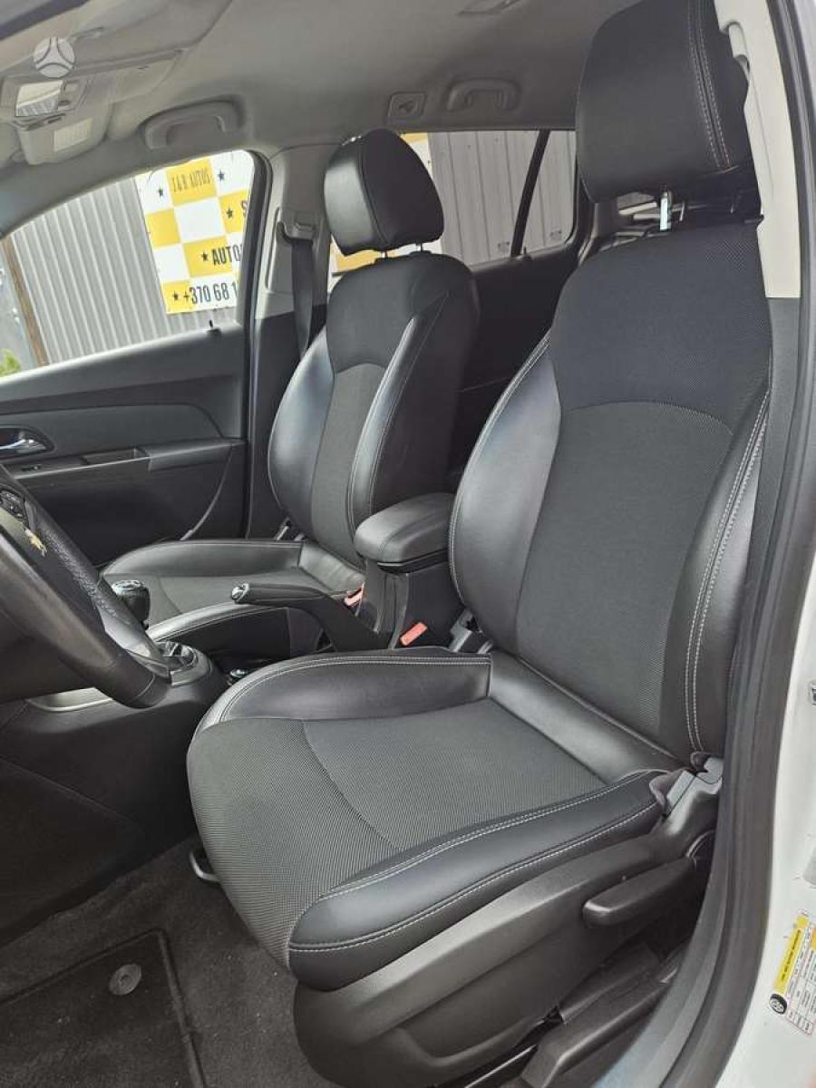 White Chevrolet Cruze 2013 in Siauliai, with an engine capacity of 1.70 L and mileage of 184 thousand km for 4450 €, photo 17 on AUTOMOTO.COM.LV