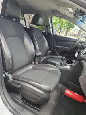 White Chevrolet Cruze 2013 in Siauliai, with an engine capacity of 1.70 L and mileage of 184 thousand km for 4450 €, photo 18 on AUTOMOTO.COM.LV