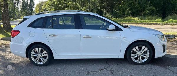 Chevrolet Cruze 2013 in Taurage on AUTOMOTO.COM.LV White Chevrolet Cruze 2013 in Taurage, with an engine capacity of 1.70 L and mileage of 189 thousand km for 3200 €, photo 4 on AUTOMOTO.COM.LV