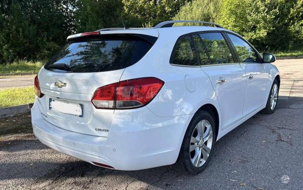 Chevrolet Cruze 2013 in Taurage on AUTOMOTO.COM.LV White Chevrolet Cruze 2013 in Taurage, with an engine capacity of 1.70 L and mileage of 189 thousand km for 3200 €, photo 5 on AUTOMOTO.COM.LV