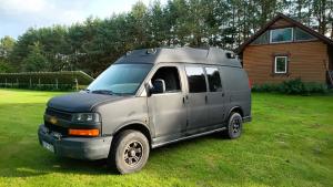 Melns Chevrolet Express 2004 Kauņa, ar dzinēja tilpumu 5.30 L un nobraukumu 90 tūkst. km par 6000 €, foto  vietnē AUTOMOTO.COM.LV