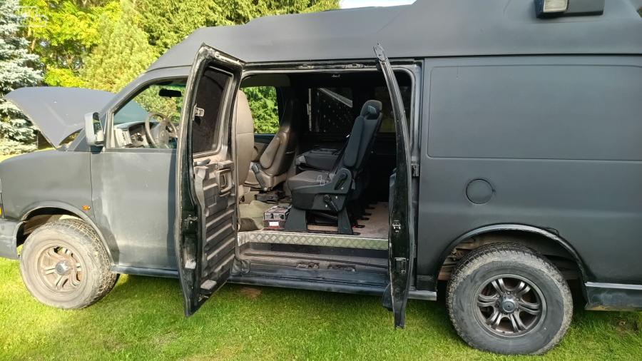 Black Chevrolet Express 2004 in Kaunas, with an engine capacity of 5.30 L and mileage of 90 thousand km for 6000 €, photo 4 on AUTOMOTO.COM.LV