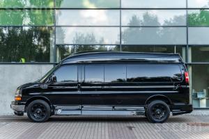 Black Chevrolet Express 2010 in Riga, with an engine capacity of 6.00 L and mileage of 86 thousand km for 28900 €, photo 5 on AUTOMOTO.COM.LV