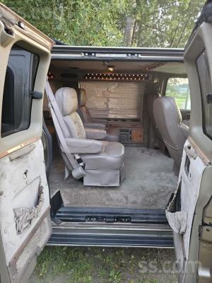 Brown Chevrolet Express 1999 in Riga, with an engine capacity of 5.70 L and mileage of 113 thousand km for 13500 €, photo 6 on AUTOMOTO.COM.LV