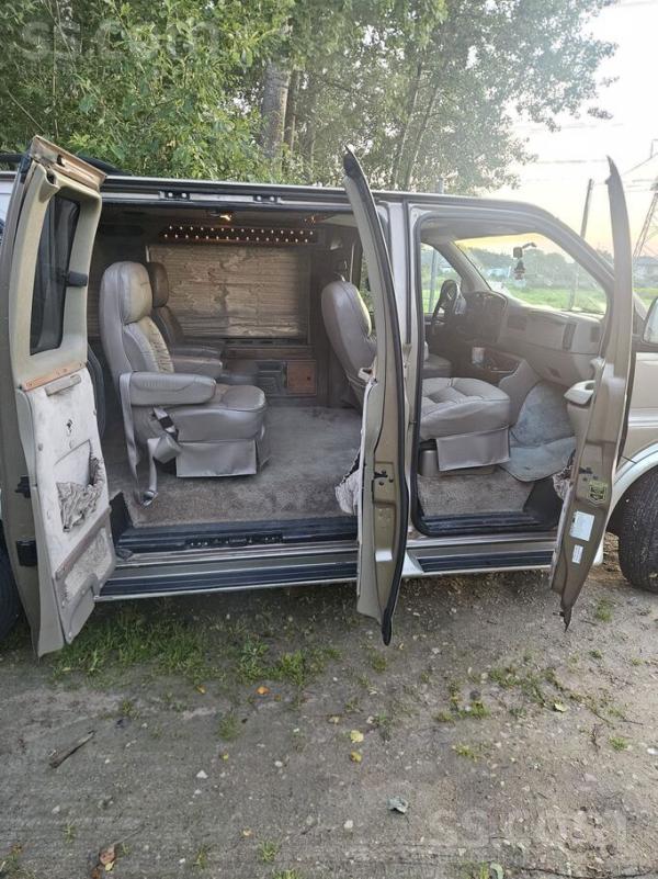 Brown Chevrolet Express 1999 in Riga, with an engine capacity of 5.70 L and mileage of 113 thousand km for 13500 €, photo 6 on AUTOMOTO.COM.LV