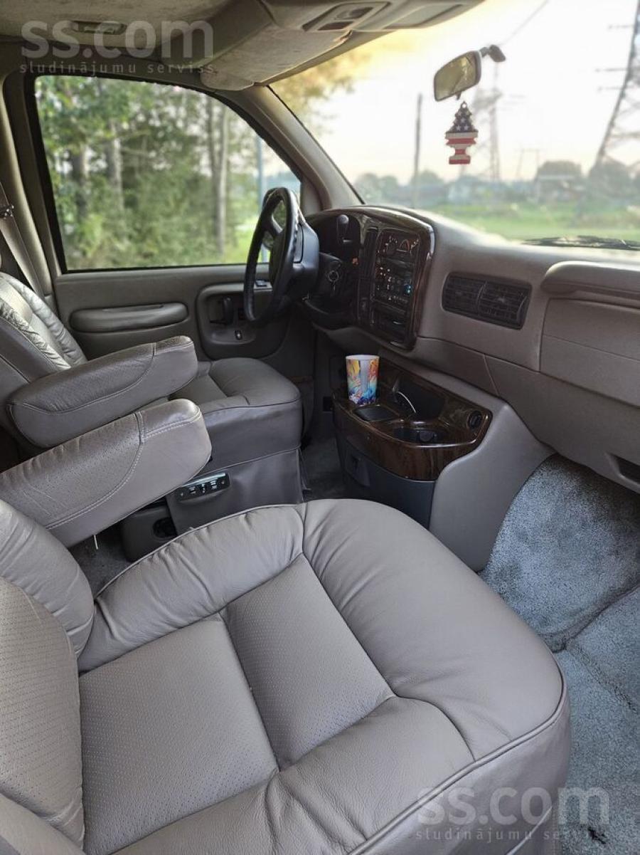 Brown Chevrolet Express 1999 in Riga, with an engine capacity of 5.70 L and mileage of 113 thousand km for 13500 €, photo 9 on AUTOMOTO.COM.LV