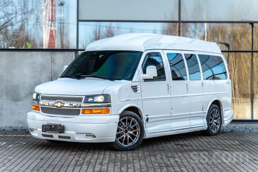White Chevrolet Express 2012 in Riga, with an engine capacity of 5.30 L and mileage of 105 thousand km for 31500 €, photo 1 on AUTOMOTO.COM.LV