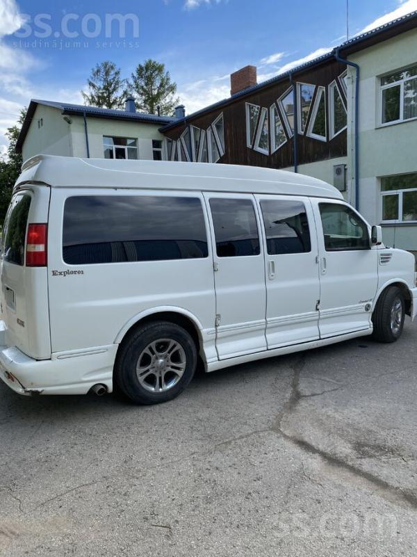 White Chevrolet Express 2003 in Cesis, with an engine capacity of 5.30 L and mileage of 158 thousand km for 19000 €, photo 4 on AUTOMOTO.COM.LV