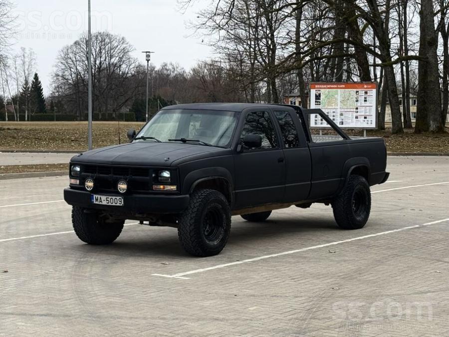 Черный Шевроле K1500 1993 в Рига, объемом двигателя 5.70 л и пробегом 260 тыс. км за 14000 €, фото 1 на AUTOMOTO.COM.LV