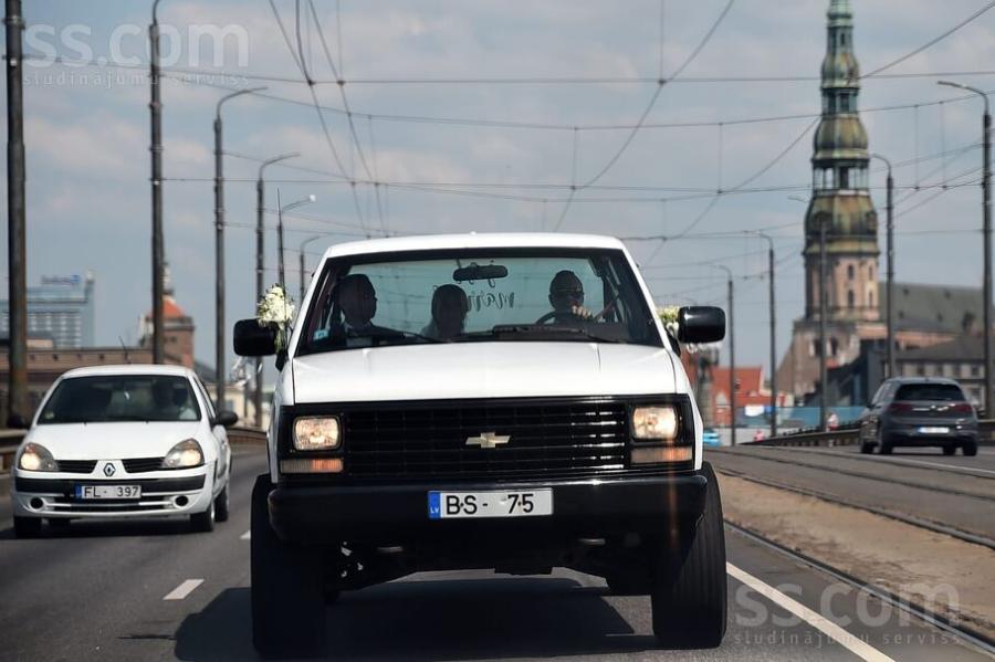White Chevrolet K1500 1993 in Riga, with an engine capacity of 5.70 L and mileage of 154 thousand km for 12000 €, photo 1 on AUTOMOTO.COM.LV