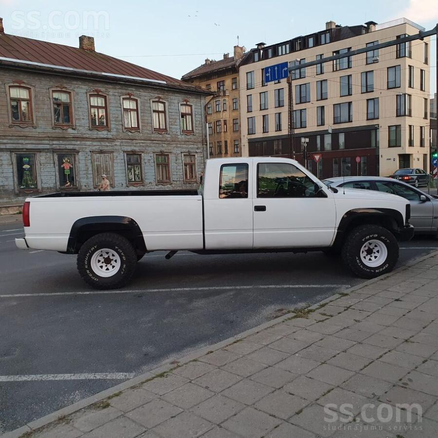 White Chevrolet K1500 1993 in Riga, with an engine capacity of 5.70 L and mileage of 154 thousand km for 12000 €, photo 3 on AUTOMOTO.COM.LV