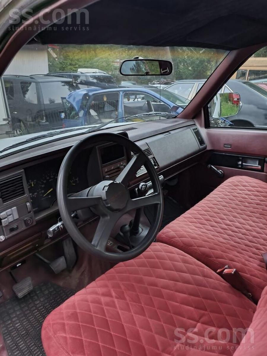 White Chevrolet K1500 1993 in Riga, with an engine capacity of 5.70 L and mileage of 154 thousand km for 12000 €, photo 6 on AUTOMOTO.COM.LV