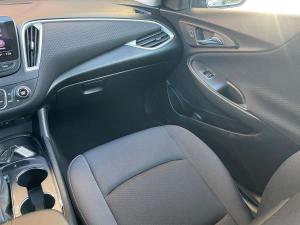 Black Chevrolet Malibu 2022 in Marijampole, with an engine capacity of 1.50 L and mileage of 91 thousand km for 14700 €, photo 22 on AUTOMOTO.COM.LV