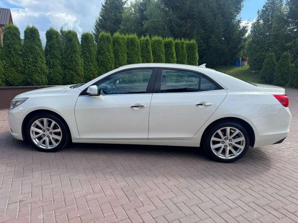 White Chevrolet Malibu 2013 in Utena, with an engine capacity of 2.00 L and mileage of 114 thousand km for 5950 €, photo 6 on AUTOMOTO.COM.LV