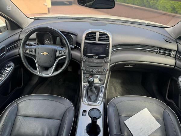 White Chevrolet Malibu 2013 in Utena, with an engine capacity of 2.00 L and mileage of 114 thousand km for 5950 €, photo 10 on AUTOMOTO.COM.LV