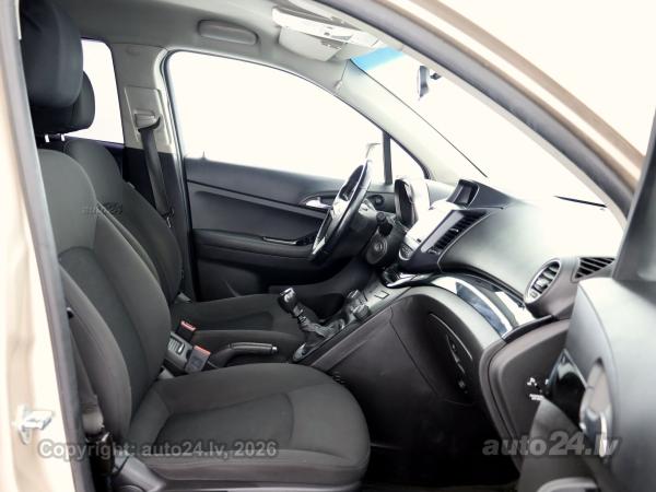 Beige Chevrolet Orlando 2011 in Tallinn, with an engine capacity of 2.00 L and mileage of 285 thousand km for 1999 €, photo 6 on AUTOMOTO.COM.LV