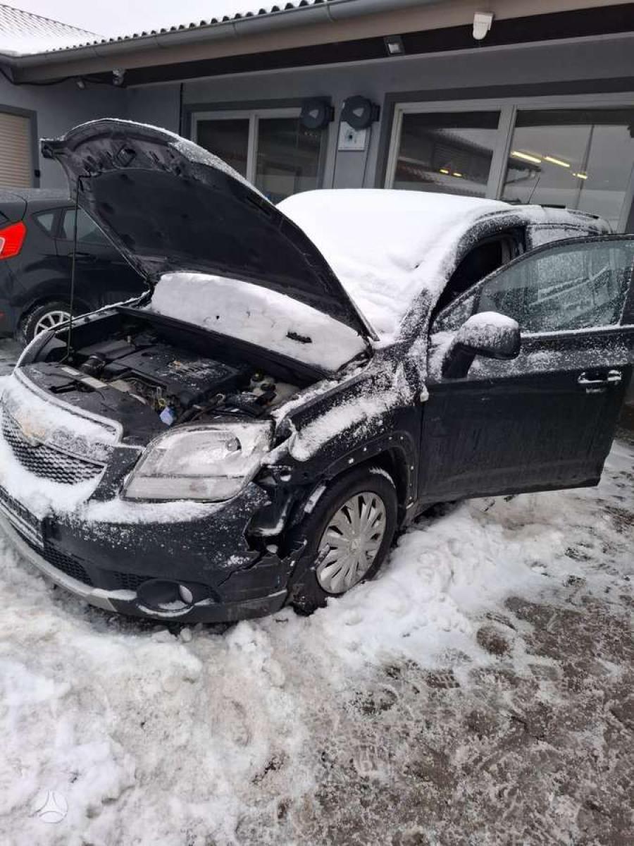 Black Chevrolet Orlando 2012 in Rokiskis, with an engine capacity of 2.00 L and mileage of 199 thousand km for 2400 €, photo 1 on AUTOMOTO.COM.LV
