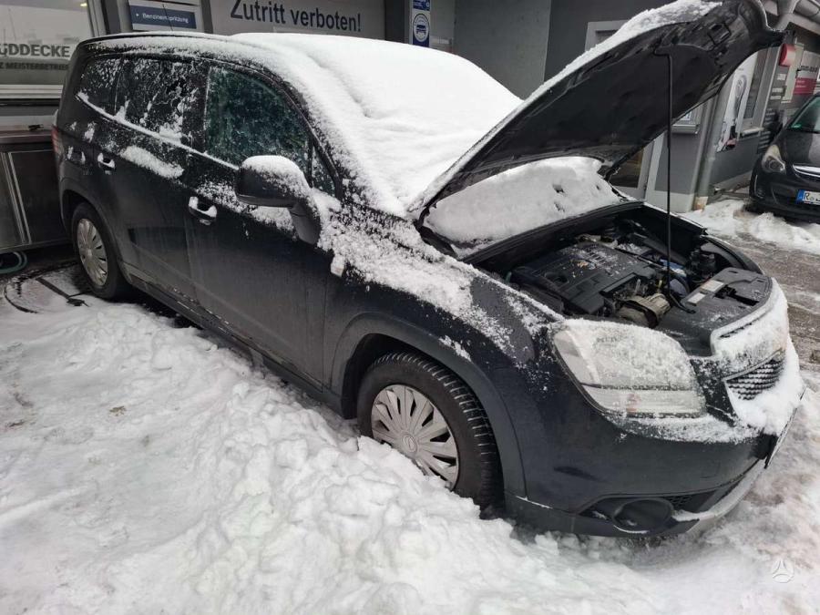 Black Chevrolet Orlando 2012 in Rokiskis, with an engine capacity of 2.00 L and mileage of 199 thousand km for 2400 €, photo 3 on AUTOMOTO.COM.LV
