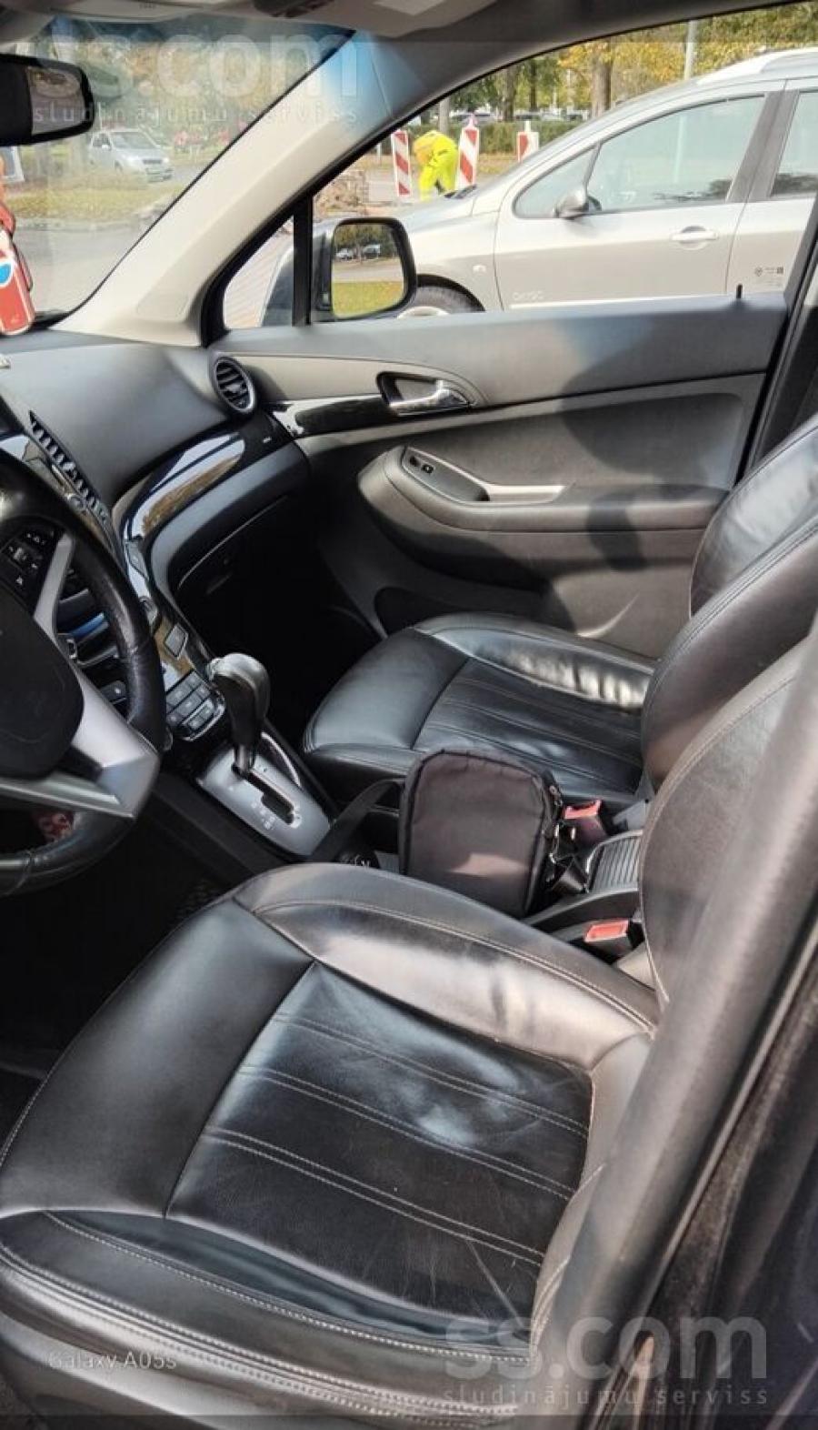 Black Chevrolet Orlando 2012 in Ventspils, with an engine capacity of 2.00 L and mileage of 221 thousand km for 4800 €, photo 4 on AUTOMOTO.COM.LV