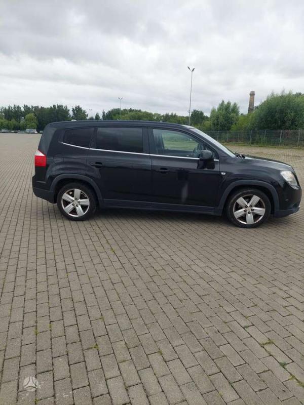 Black Chevrolet Orlando 2013 in Marijampole, with an engine capacity of 2.00 L and mileage of 220 thousand km for 3800 €, photo 4 on AUTOMOTO.COM.LV